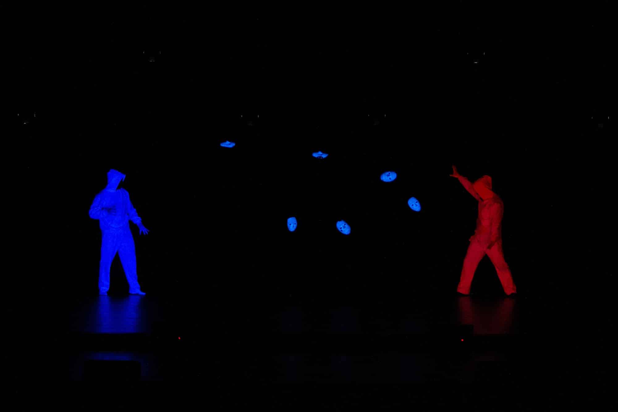 Dance group UDI inspires with blacklight theater | Stefan Lohmann